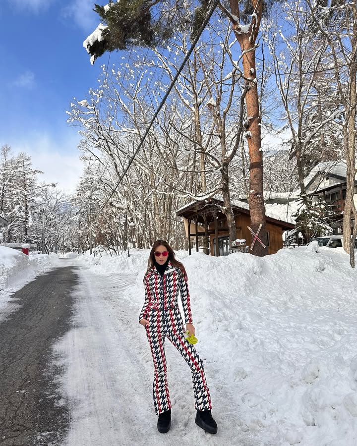IG บี - น้ำทิพย์ จงรัชตวิบูลย์ | First skiing this season 🫶🏻 - Instagram