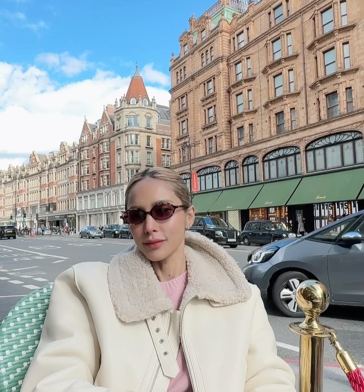 IG อุ้ม - ลักขณา วัธนวงส์ศิริ | Harrods & Hot cocoa 🤭🩵 #aummyjourney ...