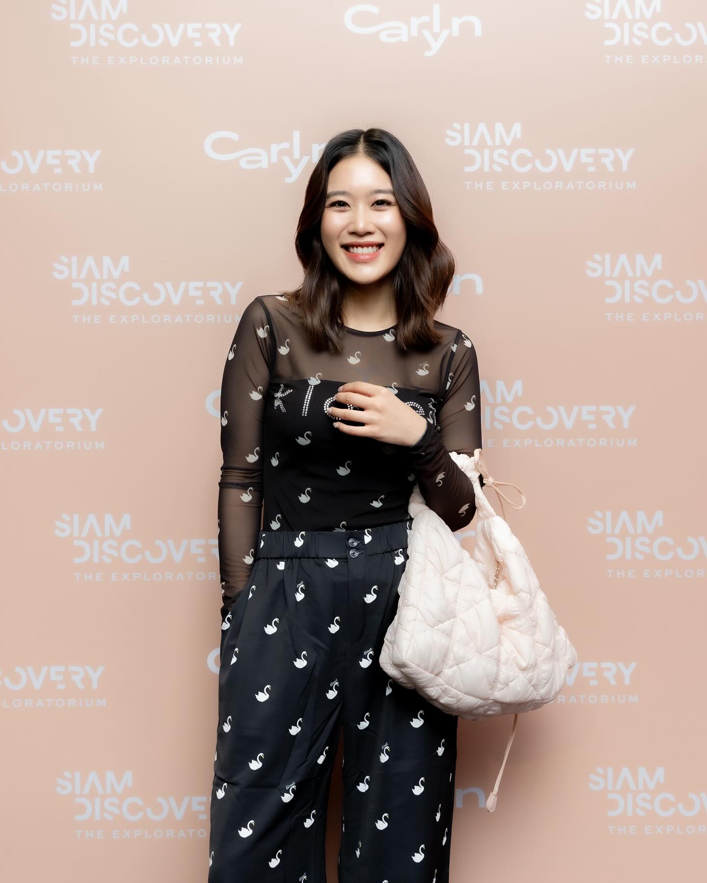 IG เบลล์ - เขมิศรา พลเดช | Siam Discovery x Carlyn ฉลองครบรอบ 1 ปี Carlyn Th - Instagram